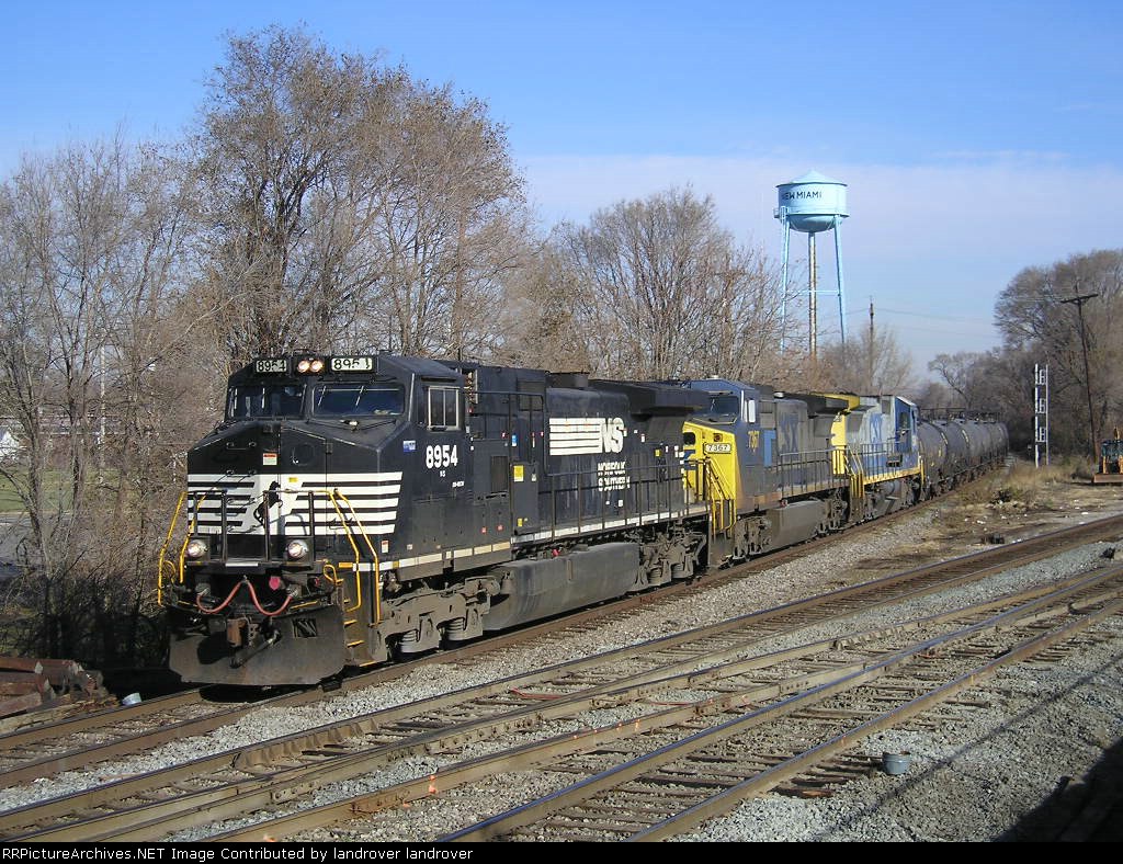 NS 123 Eng NS 8954 With CSX Power